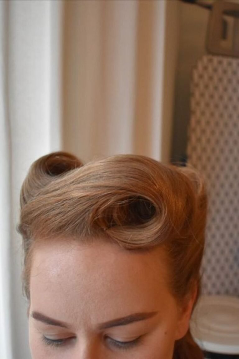 15 Chic & Practical Hairstyles For A Waitress