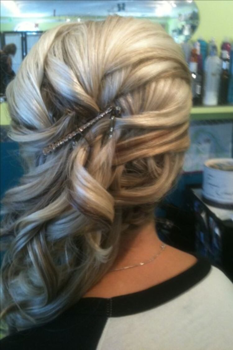 15 Chic & Practical Hairstyles For A Waitress