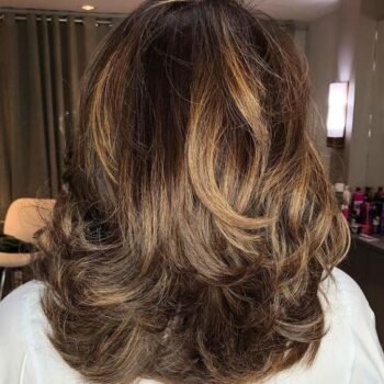 Top 22 Medium-Layered Hairstyles For A Playful & Chic Touch