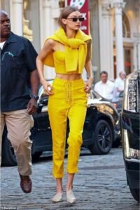 20 Stylish Ways For Women To Rock Yellow Pants Outfits