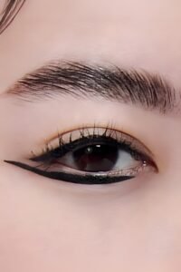 17 Soft Cat Eye Makeup Ideas To Make Your Eyes Look Bigger