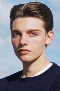 13 Middle Part Hairstyles for Men That Are Totally Trendy