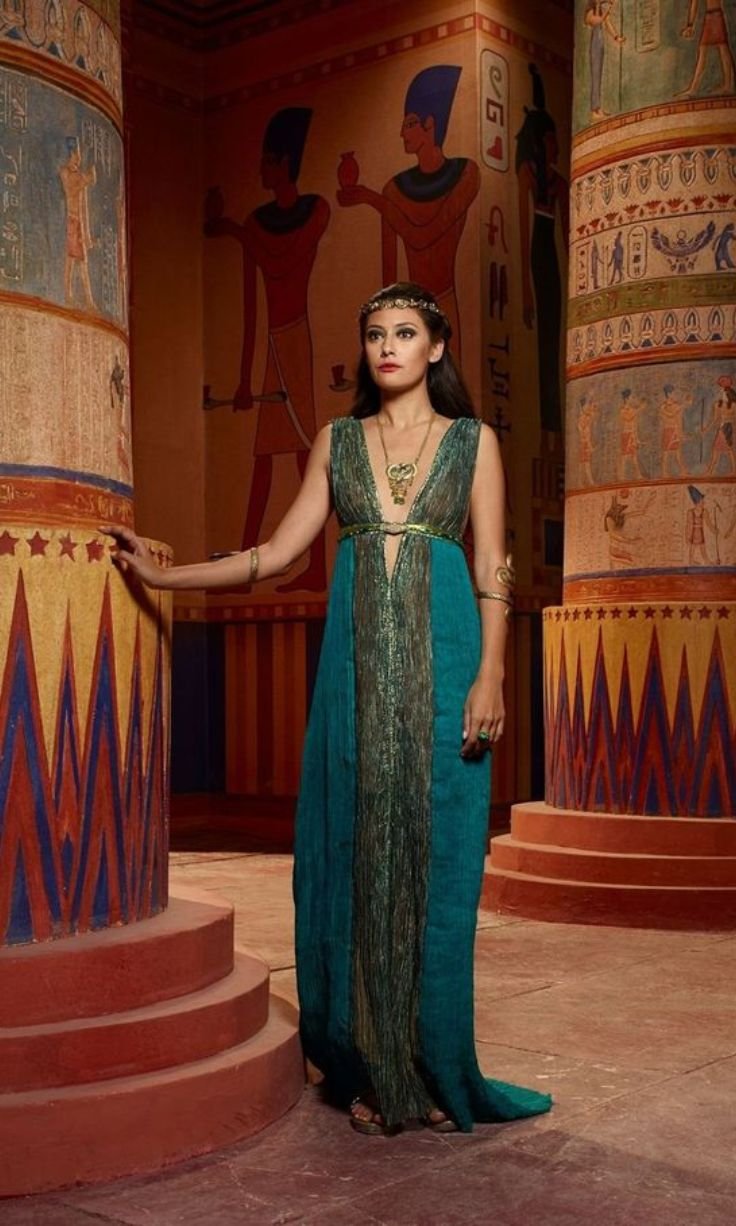 16 Cleopatra Halloween Costume Ideas You’ll Love to Wear