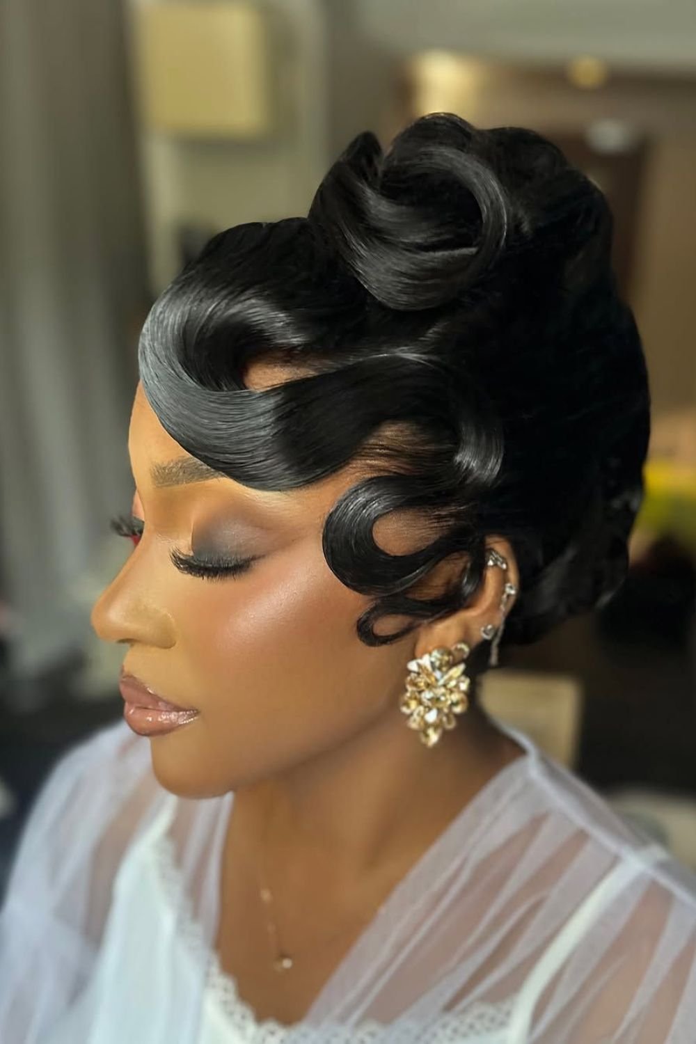 13 French Pin Hairstyles for a Chic and Timeless Style