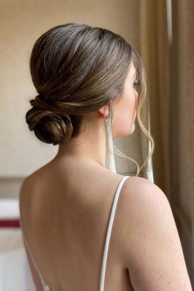 15 Hairstyle According to Neckline to Perfectly Frame Your Face