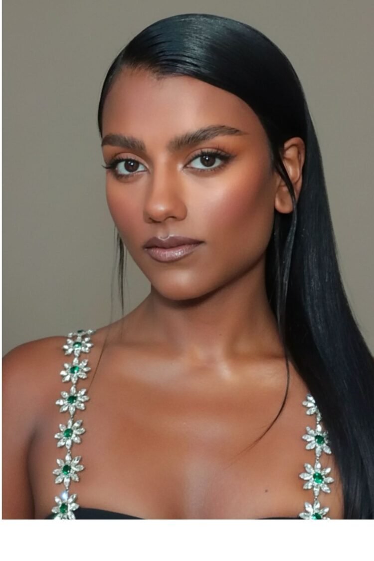 23 Christmas Makeup Looks That Add Glam to Your Holiday Style