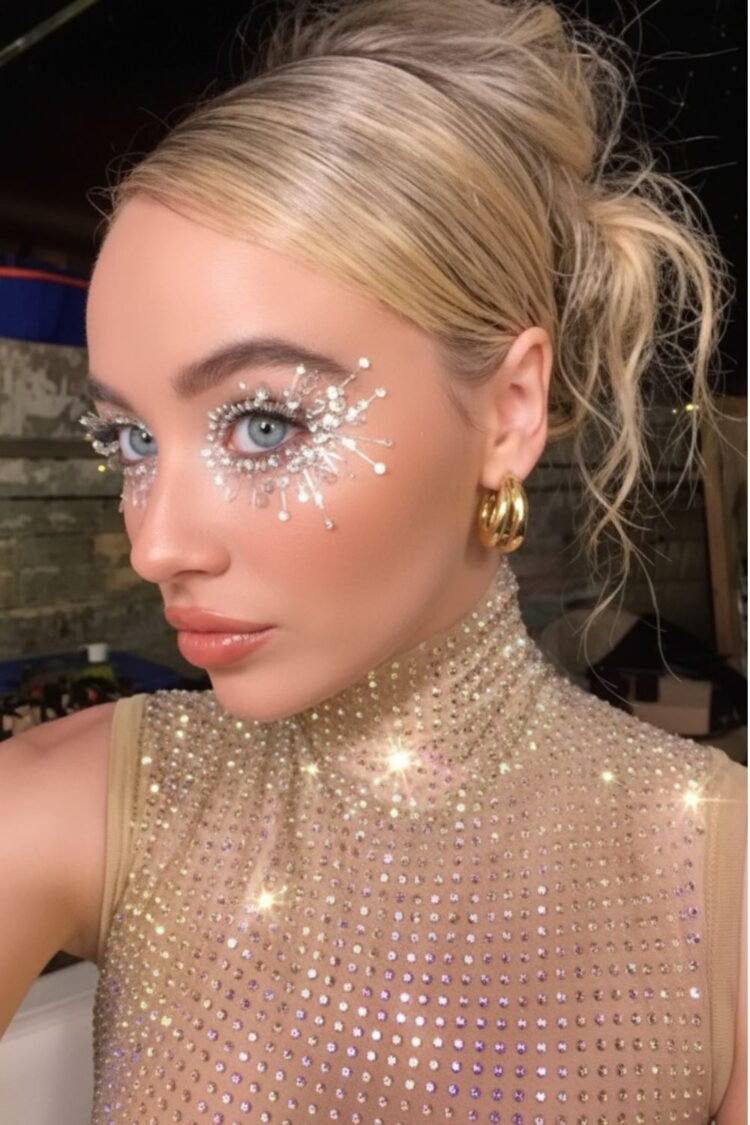 23 Christmas Makeup Looks That Add Glam to Your Holiday Style